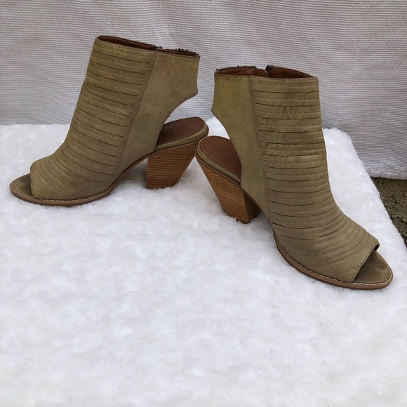 Mojo Moxy | Shoes | Dolce By Mojo Moxy Cash Sandal Sz 85 Olive Green ...